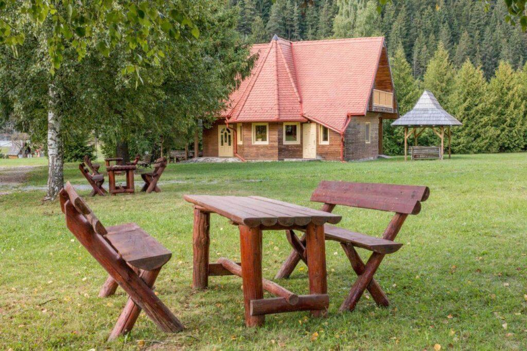 La Pensiunea și Camping Patru respiri aer curat din padurea de brazi