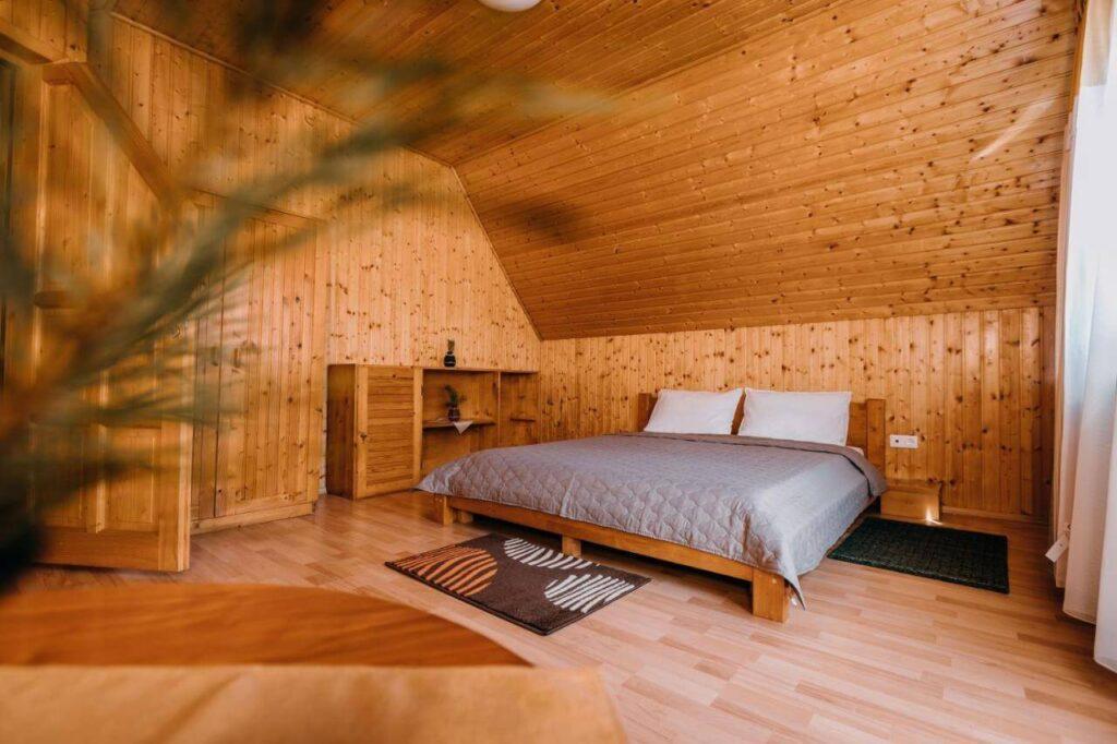 La Pensiunea și Camping Patru respiri aer curat din padurea de brazi
