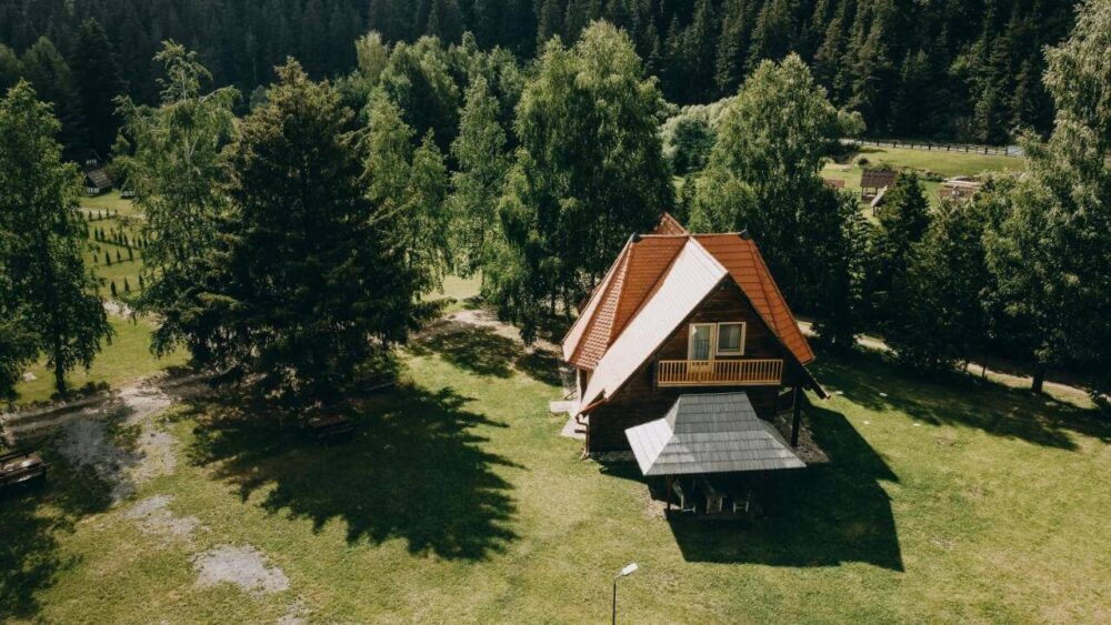 La Pensiunea și Camping Patru respiri aer curat din padurea de brazi
