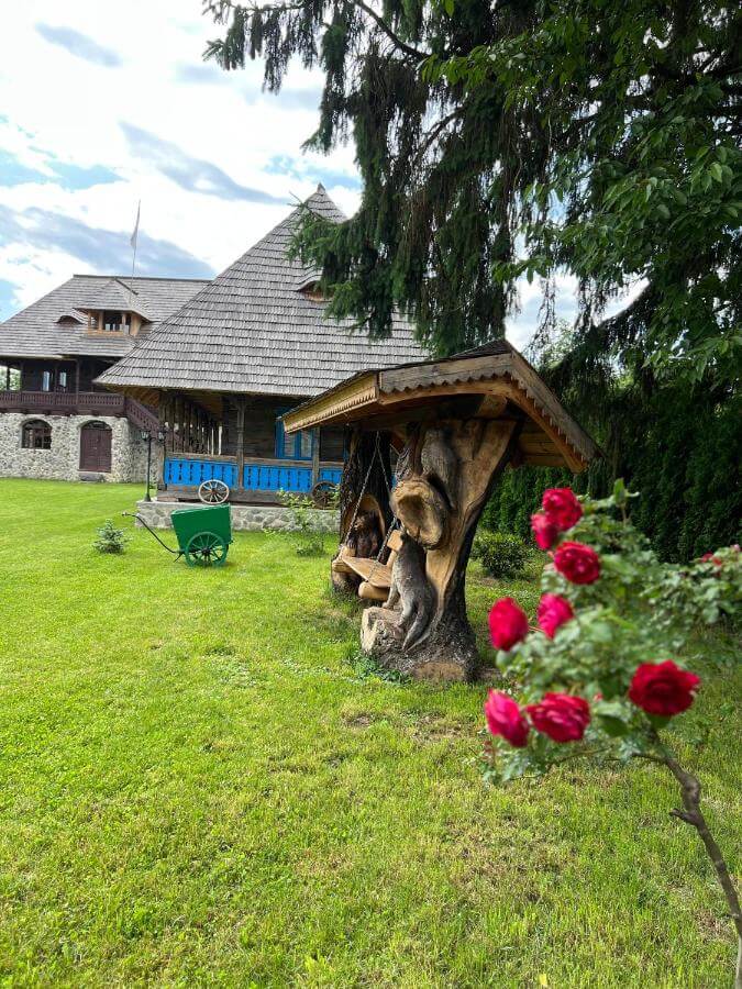 Cazare in case traditionale autentice din Romania