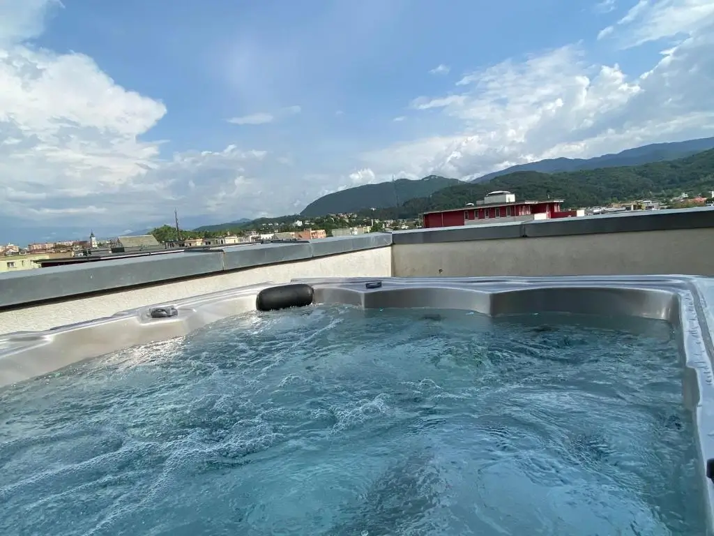 12 Cazari cu Jacuzzi Privat pentru Intimitate și Relaxare Absoluta