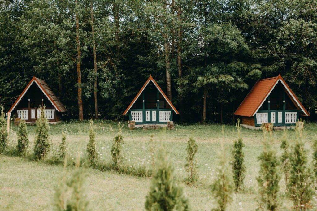 La Pensiunea și Camping Patru respiri aer curat din padurea de brazi